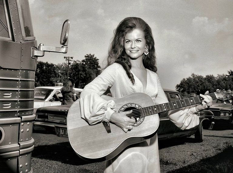 15 Top Female Country Singers of the 60s and 70s - GigWise